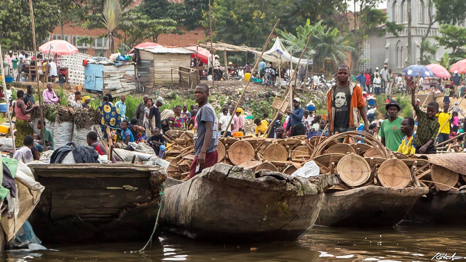 Deep exploration of the Congo-Basin by boat: riverlife, fishing and ...