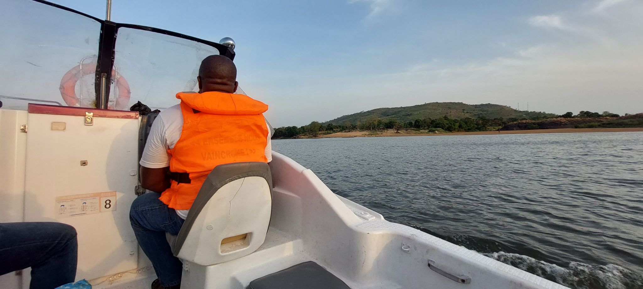How to cross the Ubangi River from Bangui to Zongo by boat?